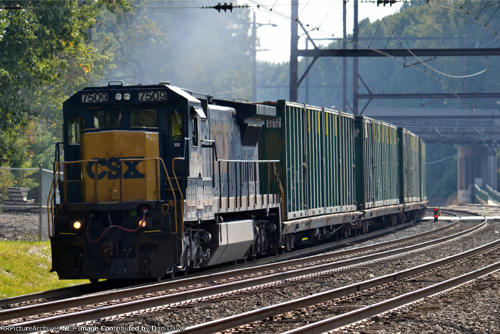 CSX C40-8 7509 leads Q706-01